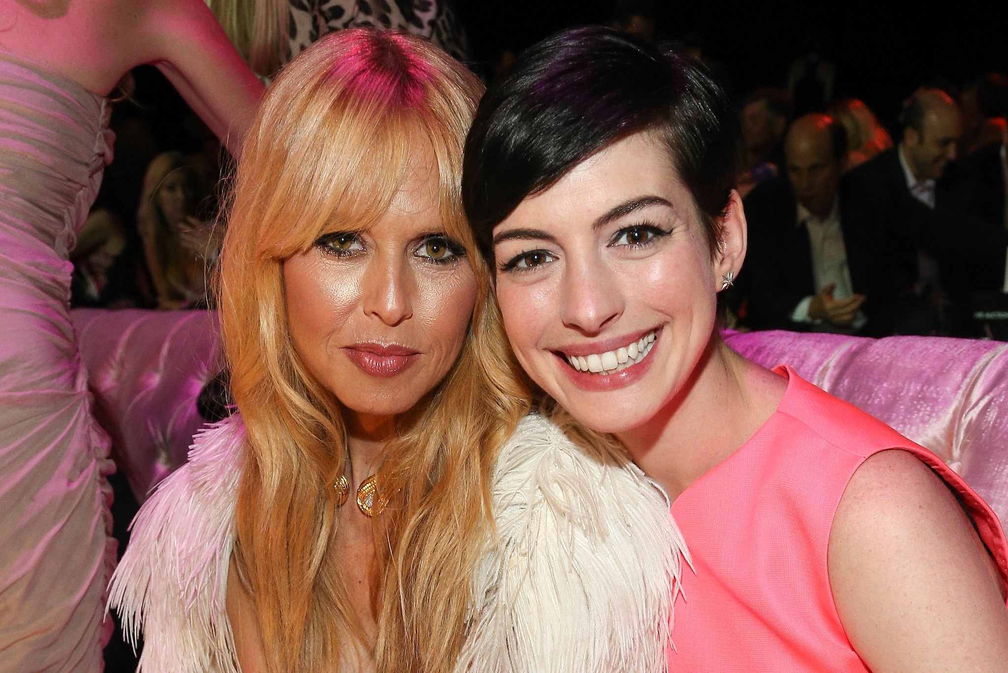 Pink party: tutte in rosa per la ricerca contro il cancro al seno (VIDEO)