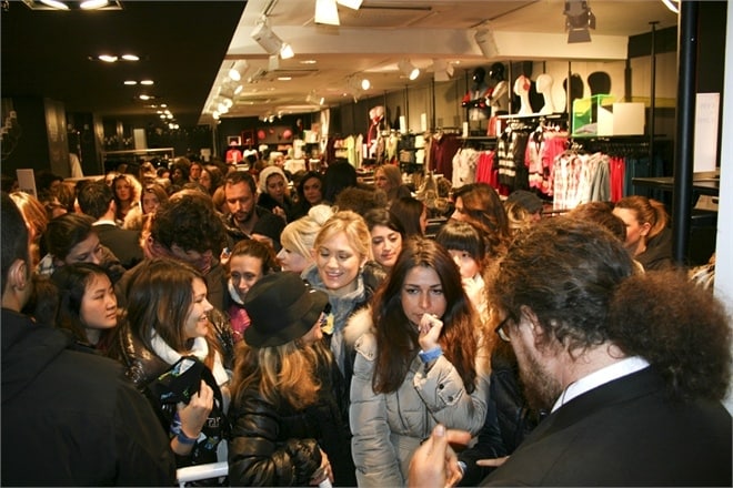 File interminabili per un capo Versace for H&M | Donna Fanpage