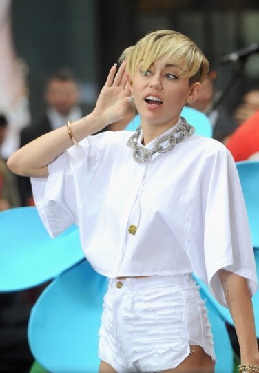 Il white look di Miley Cyrus | Donna Fanpage