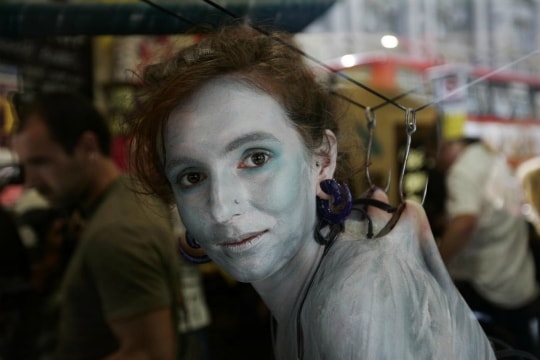 La protesta di Alice Newstead contro la zuppa di pinne di squali ...