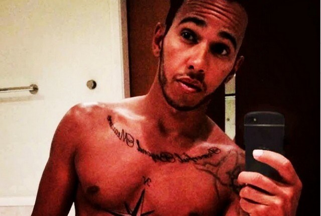 Lewis Hamilton e il selfie hot allo specchio dopo l'allenamento