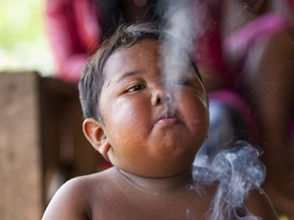 Ardi Rizal il baby fumatore di due anni | Gossip Fanpage