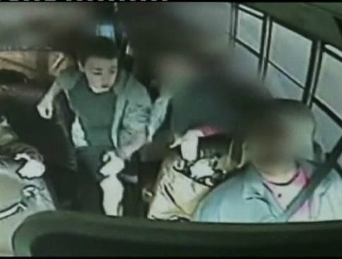L'eroe 13enne dello scuolabus. L'autista sviene, lui salva i compagni ...