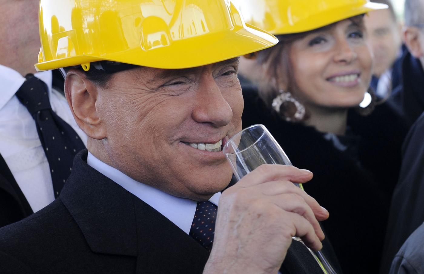 Berlusconi si lamentava con le papi girl: "Prendete quanto un operaio ...