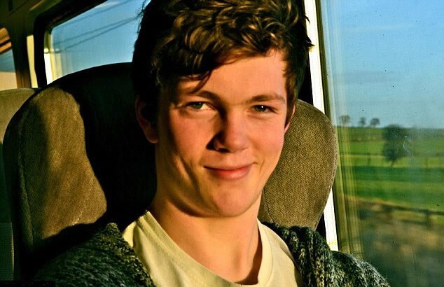 Si uccide a 17 anni come aveva fatto il padre 14 anni prima