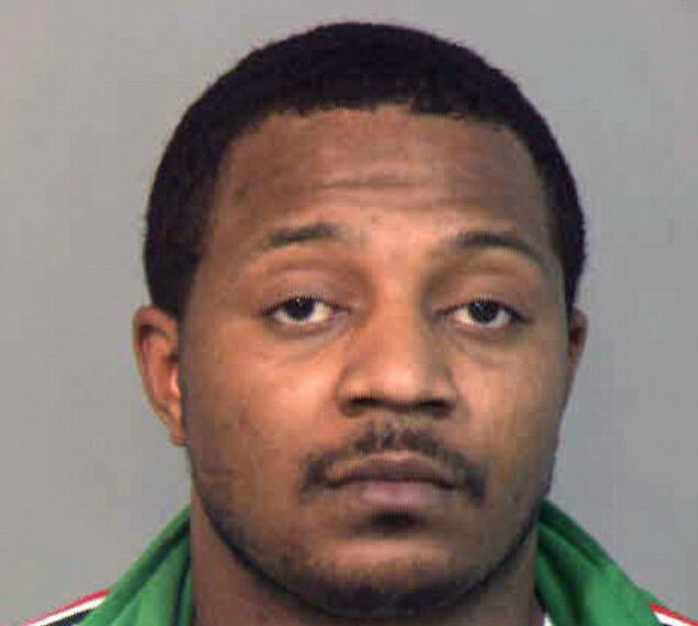 Boss in carcere mette incinte 4 guardie: "Questa prigione è mia"