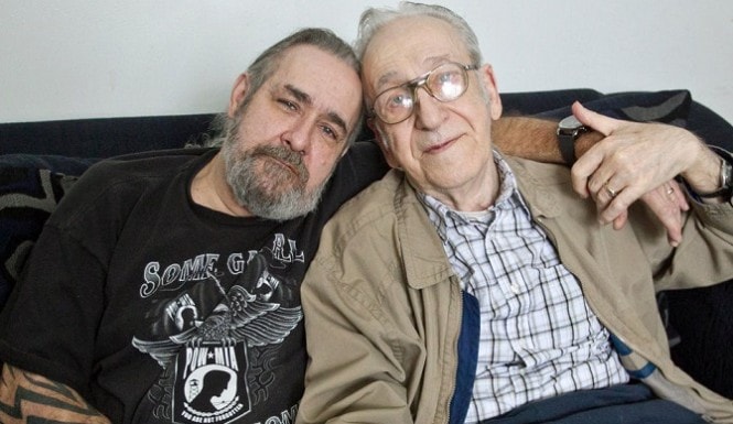 A 81 anni trova lettera nascosta dalla moglie e scopre di avere un figlio