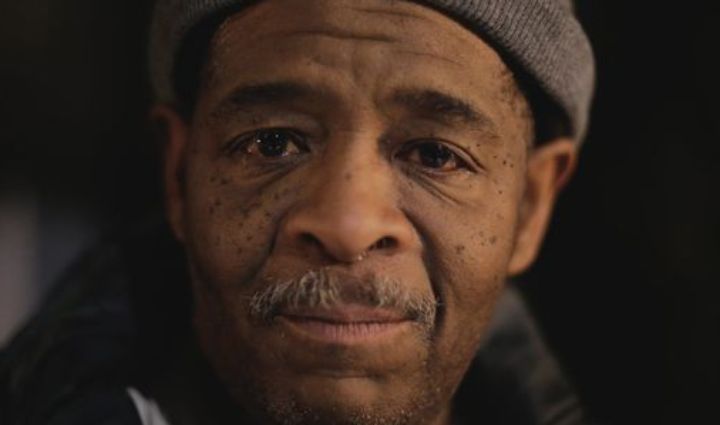 James, l'operaio che cammina per 33 km ogni giorno per andare a lavorare