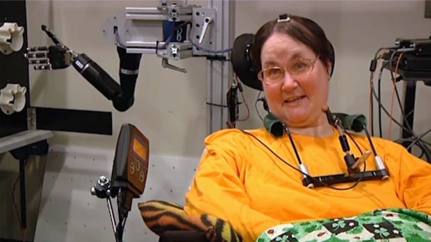 Tetraplegica controlla un simulatore aereo utilizzando solo la mente