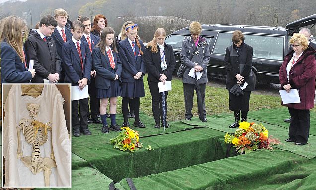 Scoprono che lo scheletro del laboratorio della scuola è vero: gli ...