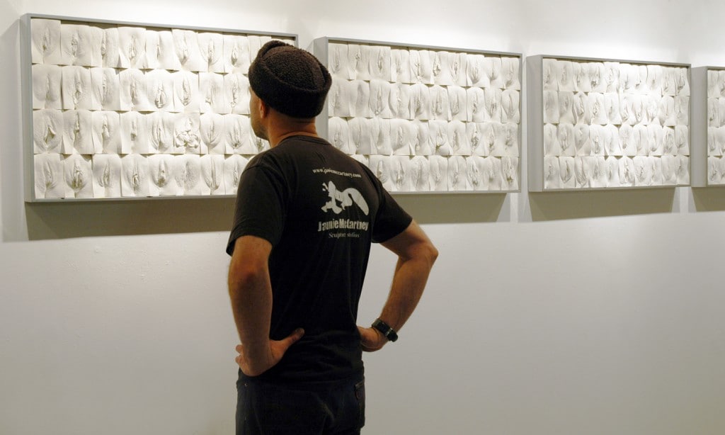 Intervista a Jamie McCartney, l'artista del "muro di vagine"