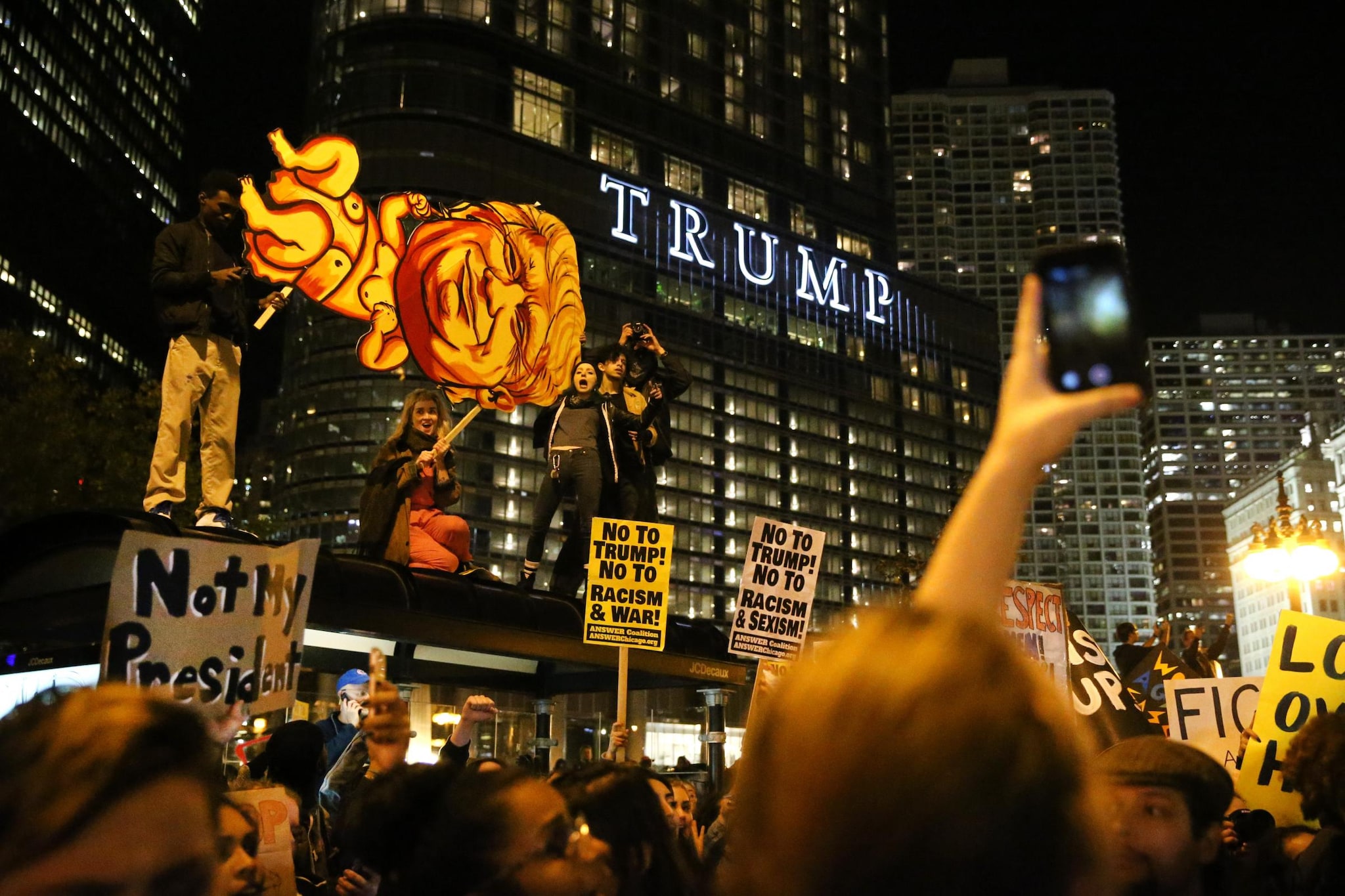 Trump presidente, esplode la protesta: migliaia di persone in strada ...