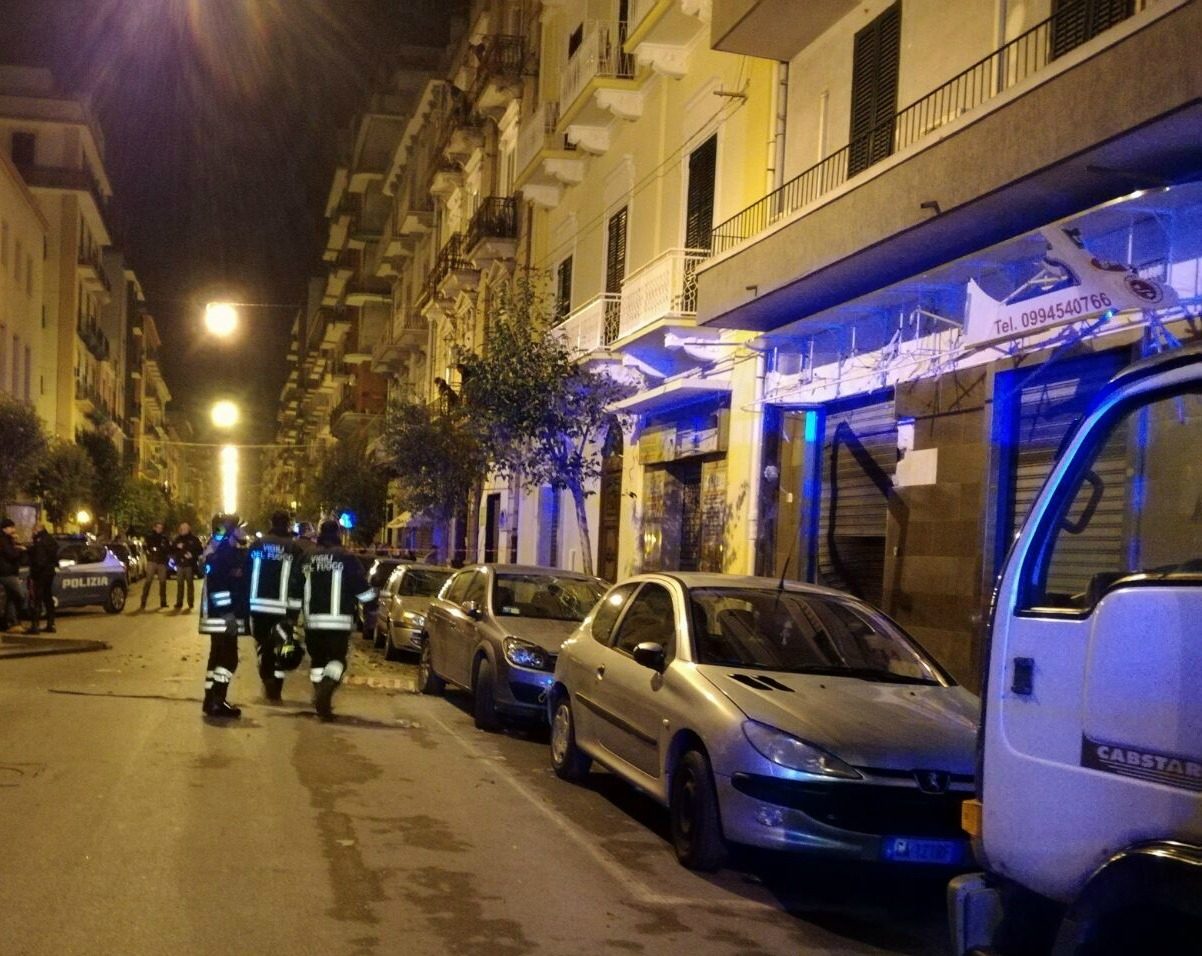 Taranto, bomba nella notte, devastato supermercato: forse gesto ...