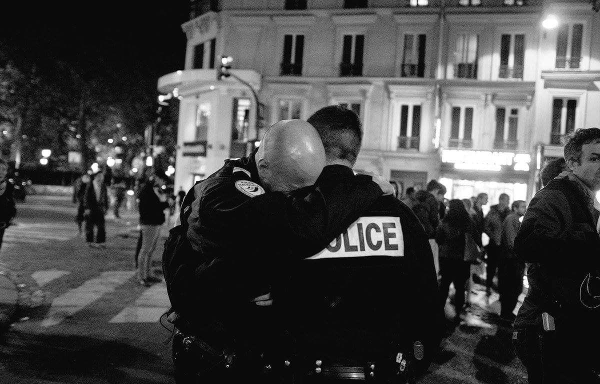 Parigi, sparatoria sugli Champs Elysées: ucciso un poliziotto