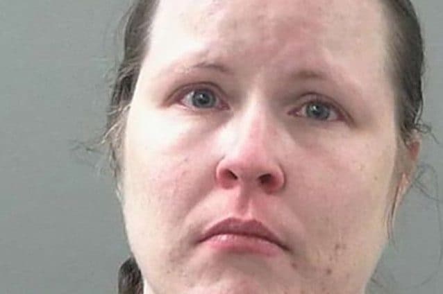 Chiude i figli nel bagagliaio dell'auto per andare a fare shopping ...