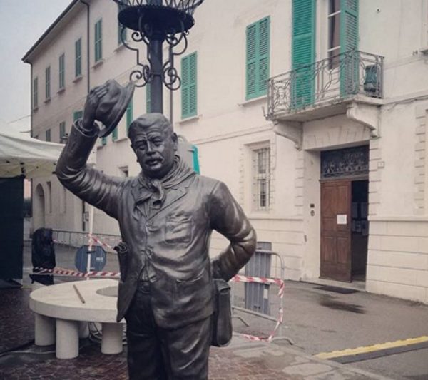 Troppi turisti si appoggiano per le foto, a Brescello crolla la statua ...