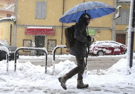 Maltempo, neve a Centro-Sud. Vento fortissimo a Bari: traghetti ...