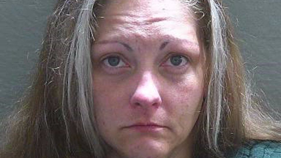 Mamma dimentica il figlio di 2 anni nell'auto chiusa e va a dormire ...