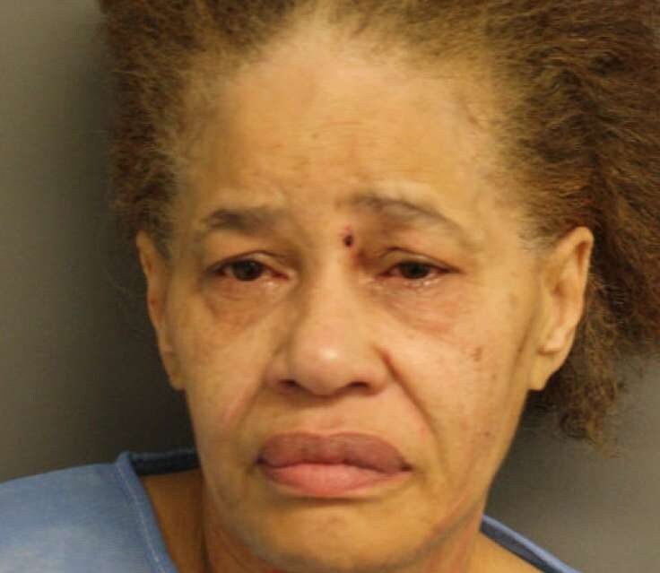 Accusata di aver ucciso il marito lo scorso anno, si dà fuoco mentre la ...