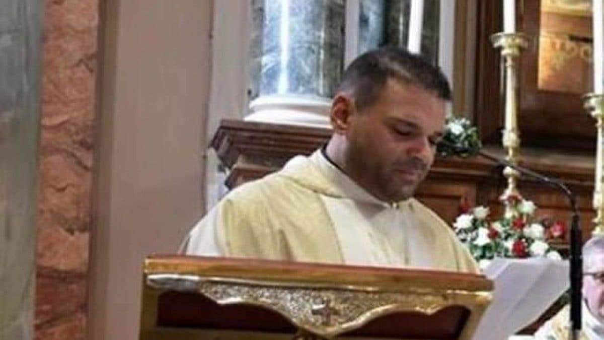 Cosenza, shock durante la messa: prete beve dal calice e vomita ...