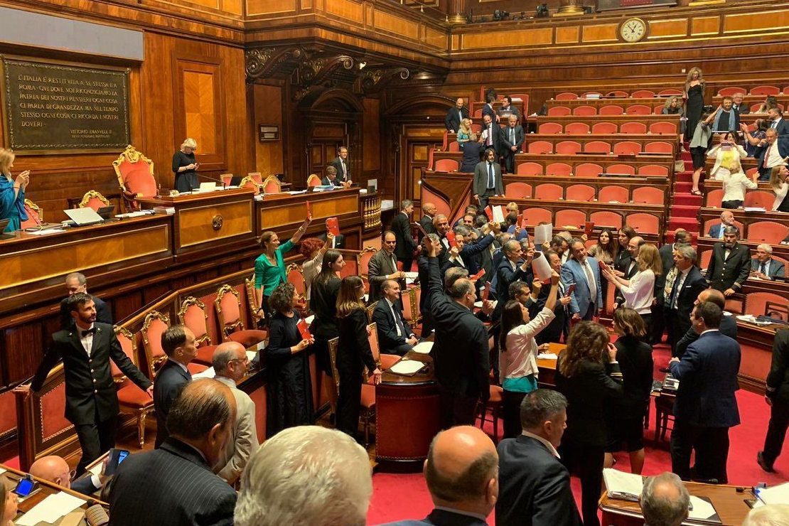 Senato, protesta del Pd: dem occupano banchi del governo mostrando ...