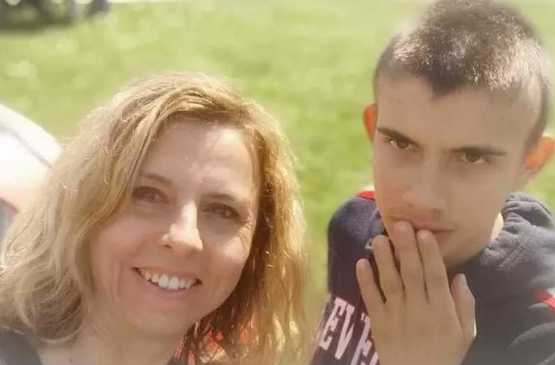 A 51 anni lascia il lavoro e torna a scuola per il figlio autistico: i ...