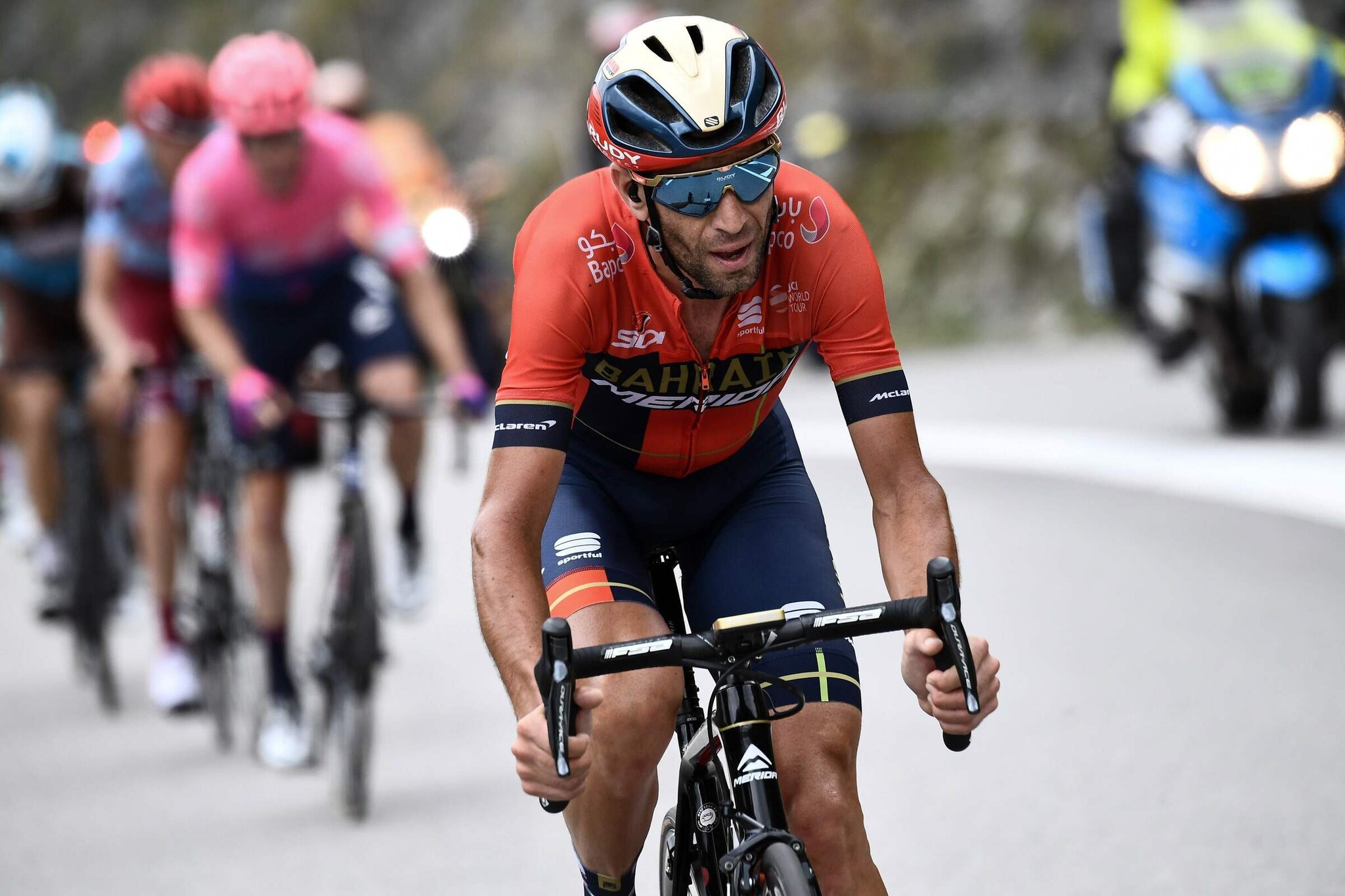Impresa di Vincenzo Nibali, che trionfa a Val Thorens. Egon Bernal ...