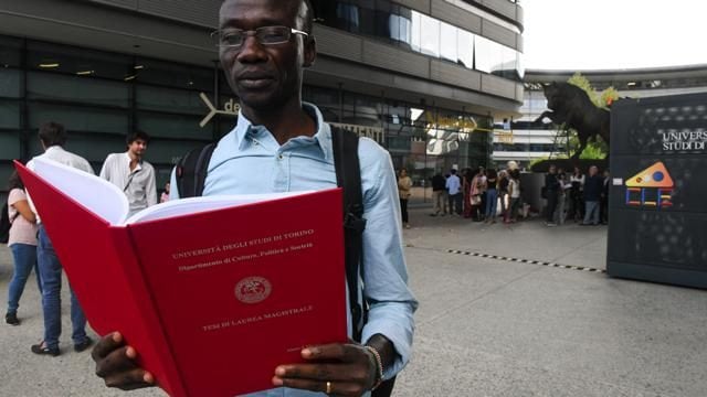 Sbarcato a Lampedura nel 2011, si è laureato con una tesi sulla guerra ...