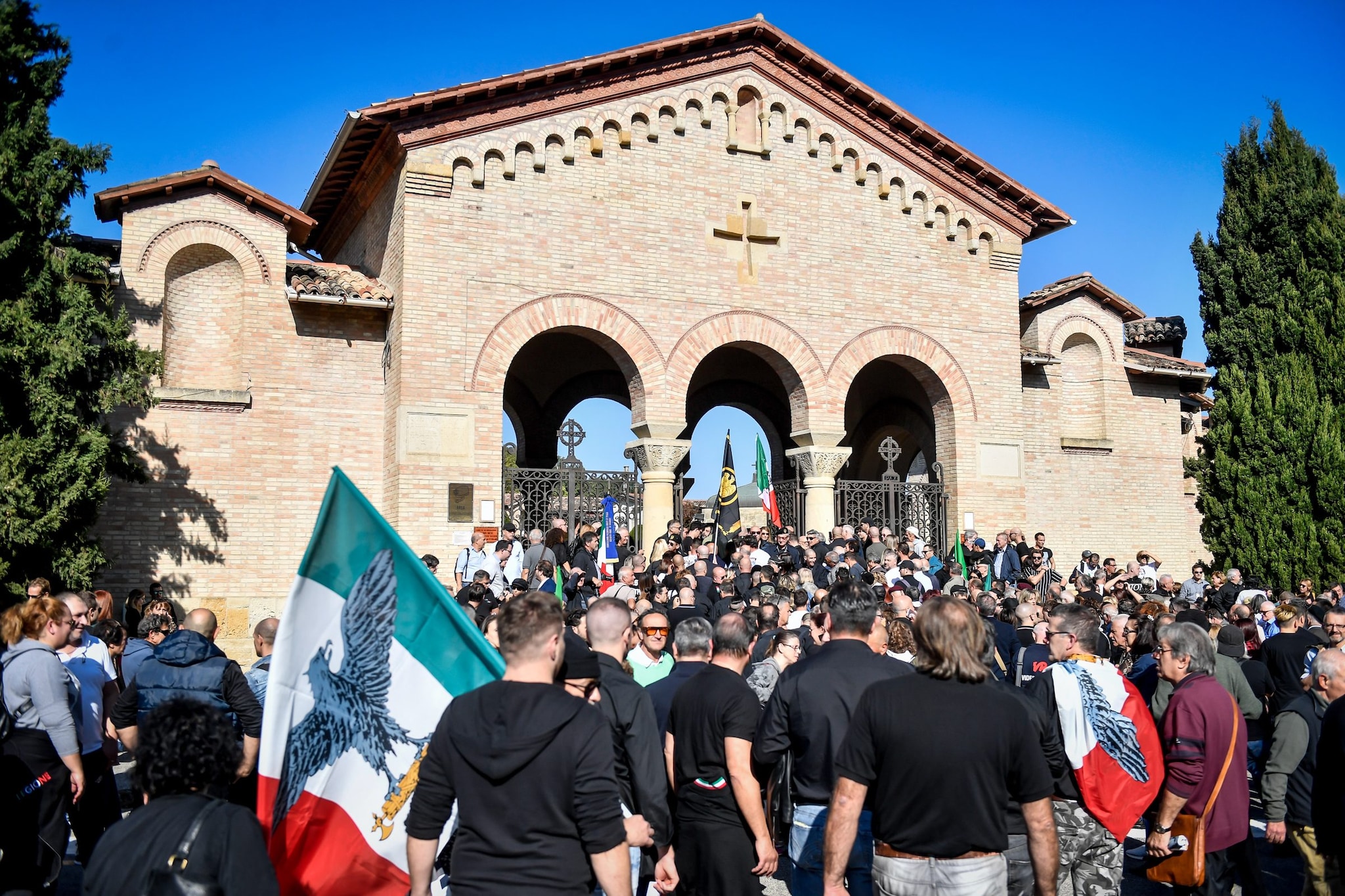 A Predappio si ricorda Mussolini e spuntano le maglie con la scritta ...