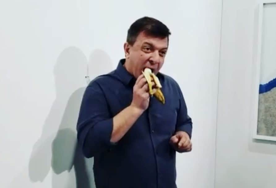 David Datuna mangia la "banana", l'opera d'arte da 120mila dollari di ...