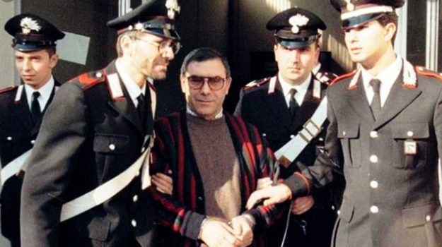Mafia, il boss Bagarella aggredisce e morde all'orecchio un agente ...