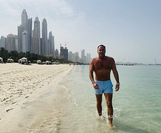 Andy Scott, il milionario che cerca una donna “bella e ricca” per ...