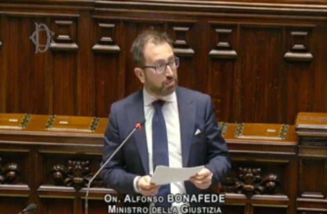 Rivolta carceri per il coronavirus, Bonafede: "Da oggi tamponi per i ...