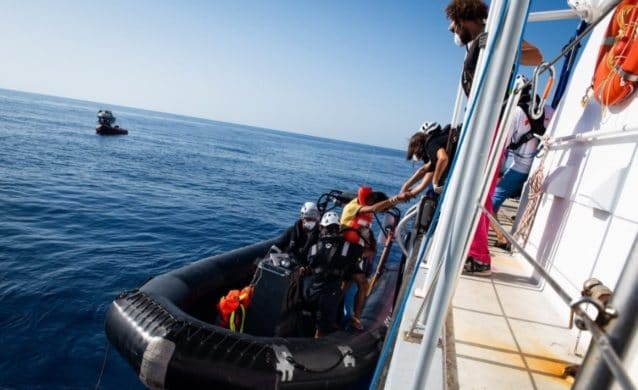 Migranti, Sea Watch 4 salva 104 persone in mare: a bordo anche 9 bambini
