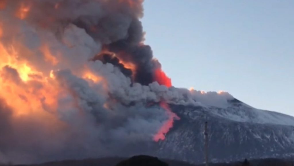 Spettacolare eruzione dell’Etna: esplosioni, colate di lava e pioggia di cenere e lapilli