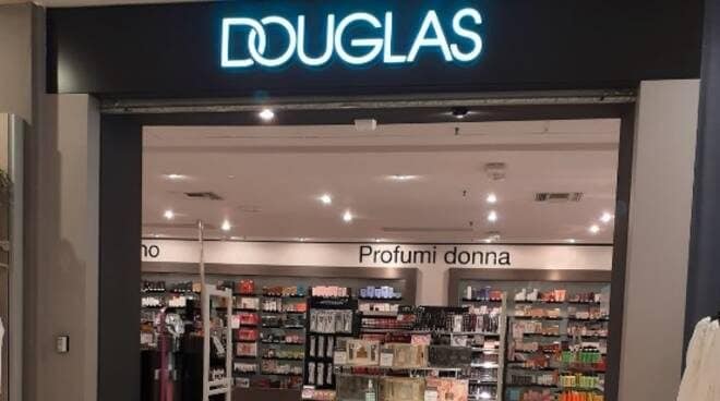 Douglas chiude 128 profumerie in tutta Italia, a rischio 457 posti di ...