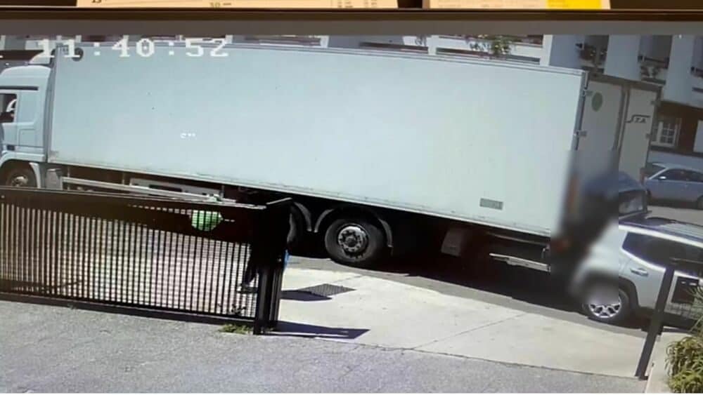 Paura a Lecce, camion in retromarcia schiaccia una donna nel bagagliaio ...