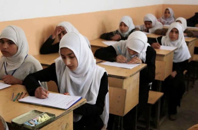 I talebani vietano le classi miste: “Sono la radice di tutti i mali ...