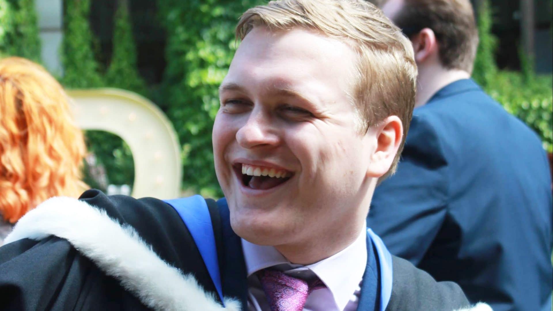 Mangia una pizza ordinata su Deliveroo e muore a 23 anni: James era ...