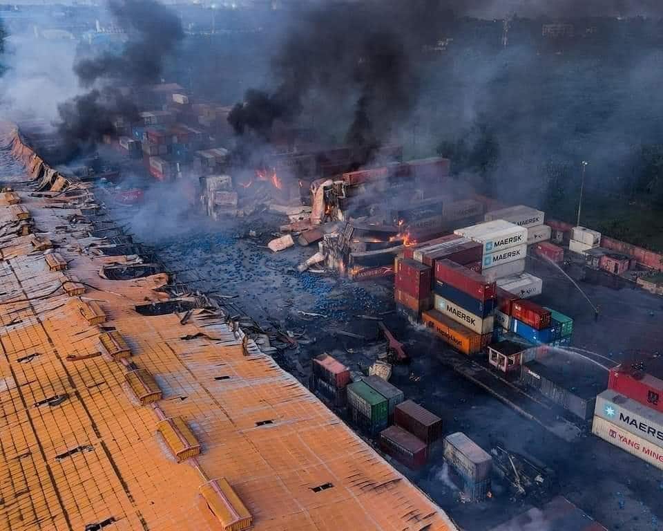 Inferno al porto: incendio in deposito container in Bangladesh provoca ...