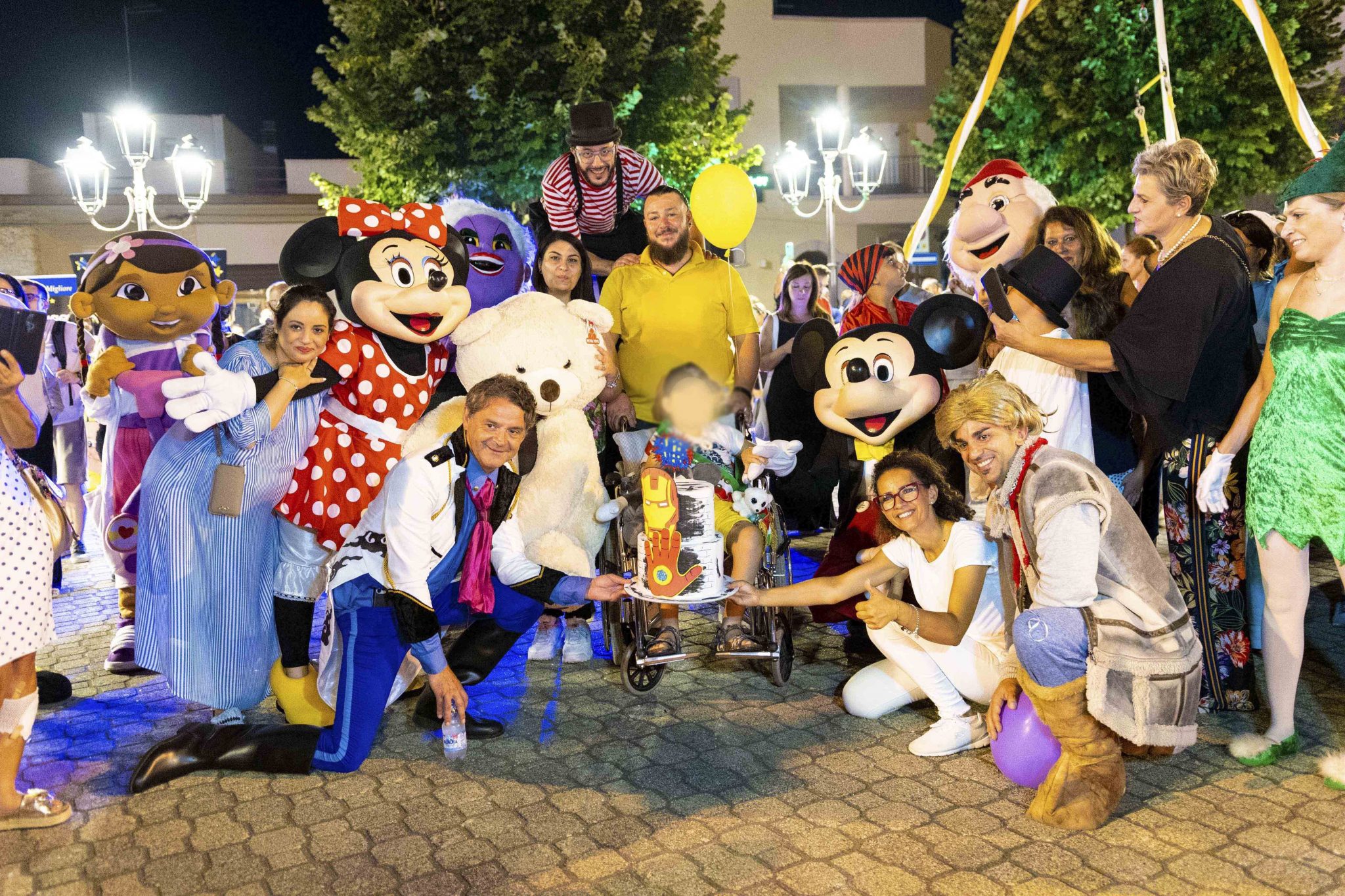 L’addio al piccolo Ivan, morto a 7 anni: al funerale i suoi supereroi e ...