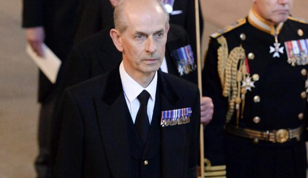 Chi è Tall Paul, l'aiutante della Regina Elisabetta II al suo fianco ...