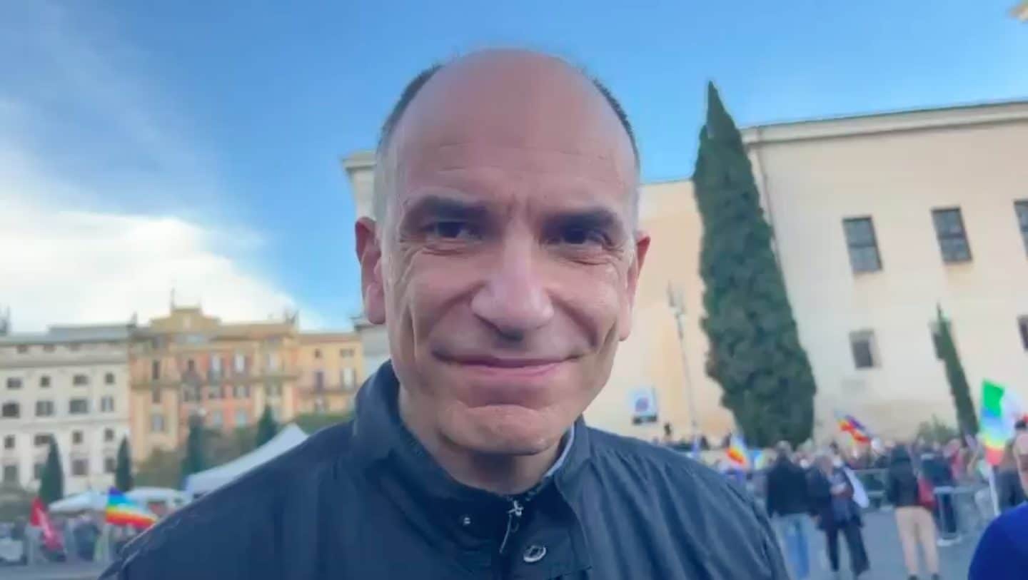 Letta contestato alla manifestazione per la pace a Roma: "Guerrafondaio ...