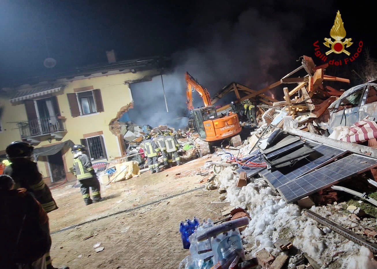 Fuga di gas ed esplosione a Quarto d’Asti, 3 feriti: uomo estratto vivo ...