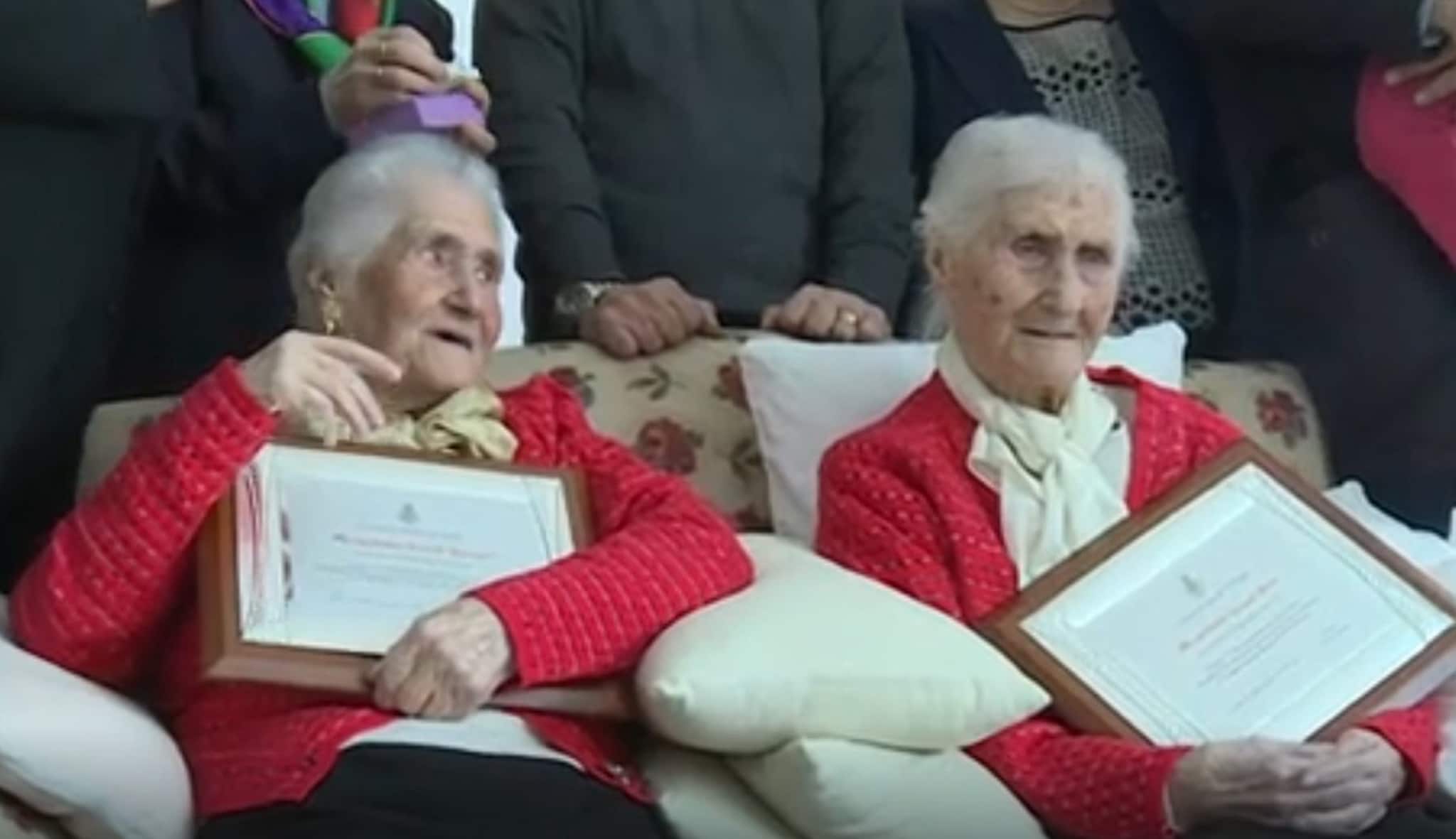 Foggia, le gemelle Maria e Francesca festeggiano 200 anni (in due)