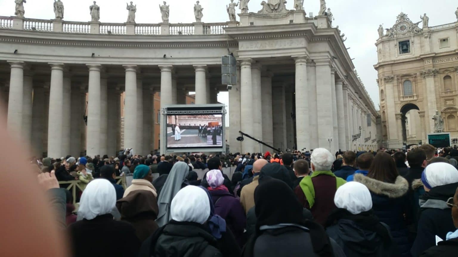 Funerali Papa Ratzinger in diretta, terminata la sepoltura di Benedetto ...