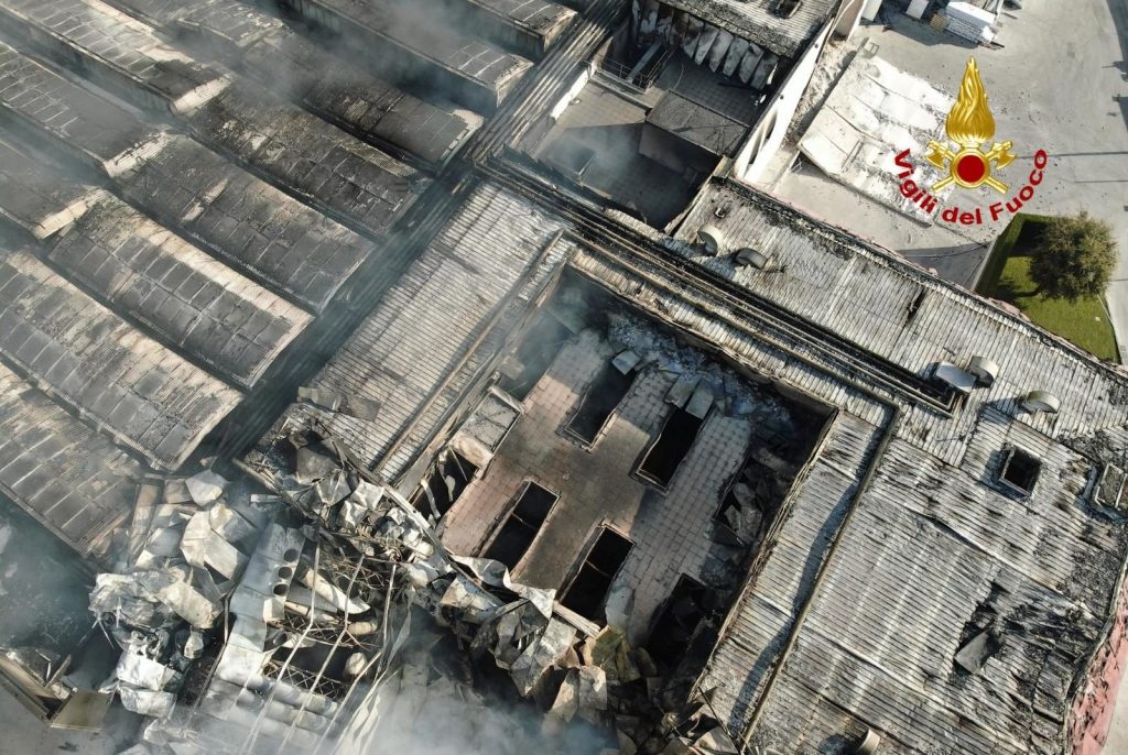 Verona, salumificio in fiamme, aria irrespirabile. L'ordinanza ...