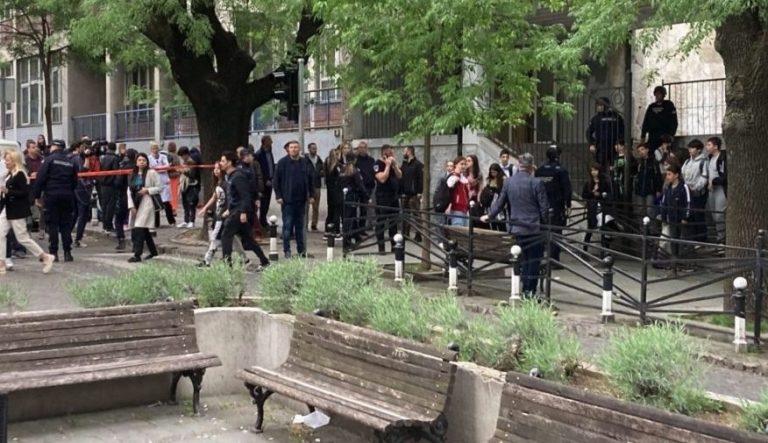 Chi è Kosta Kecmanovic, il 13enne di Belgrado ha ucciso 8 compagni di ...