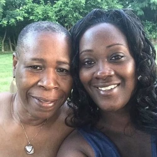 Mamma e figlia uccidono la nonna 71enne e la smembrano con la motosega ...