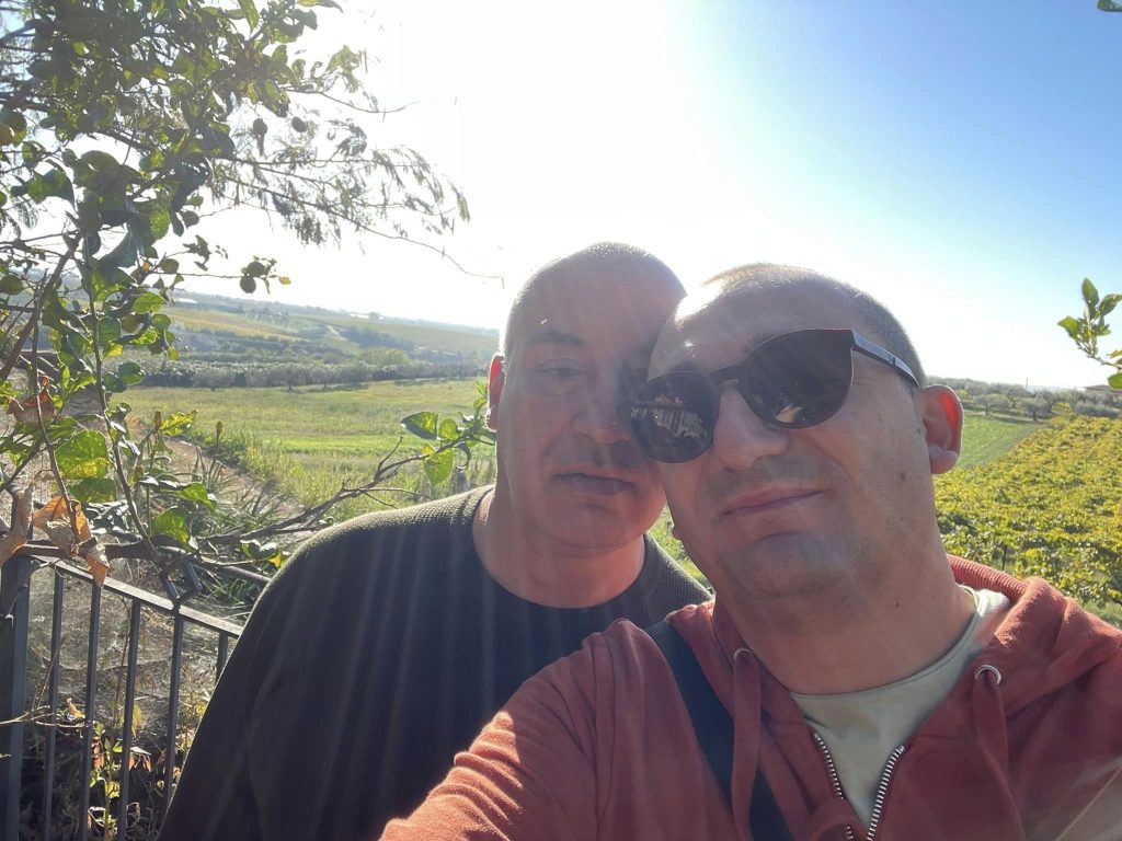 “Per solidarietà al mio compagno mi sposerò bendato, saremo entrambi ...